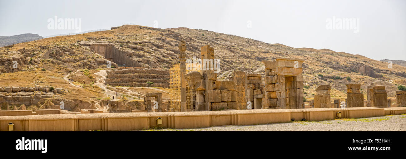 Persepolis wall ruins Stock Photo - Alamy