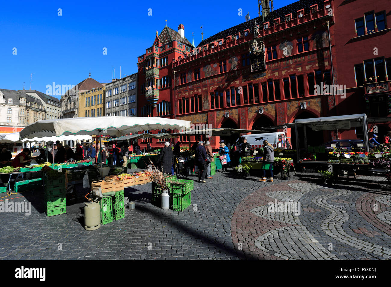 Exterior of the colorful Rathaus building (town hall) Marketplaz, city ...