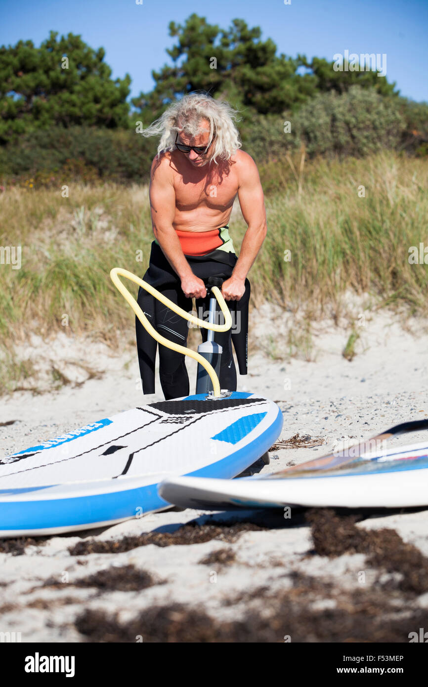 Pump up a SUP-Board Stock Photo - Alamy