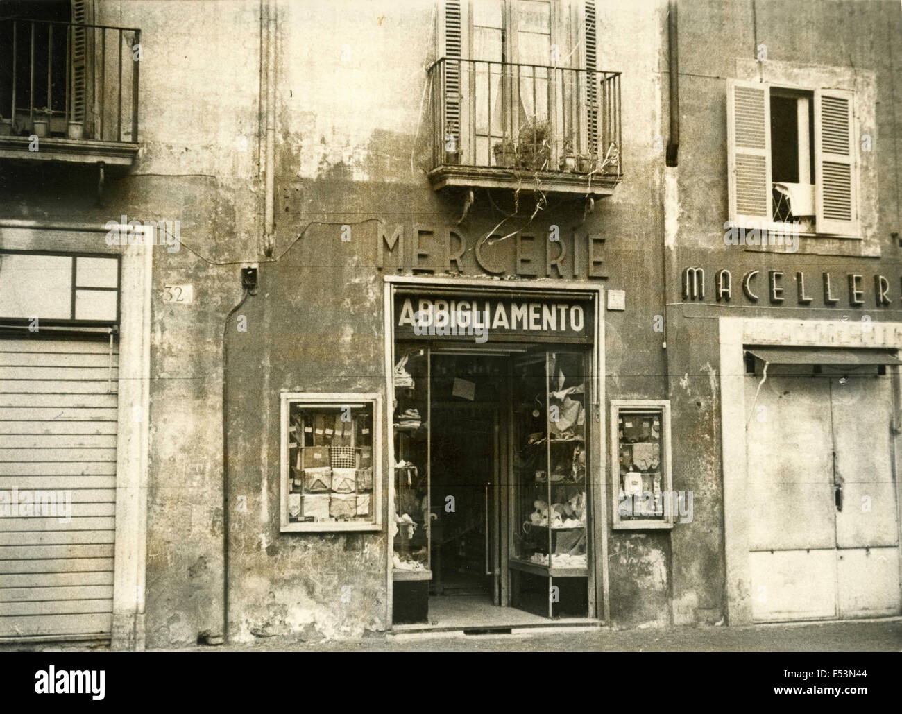 Old shop in rome hi-res stock photography and images - Alamy