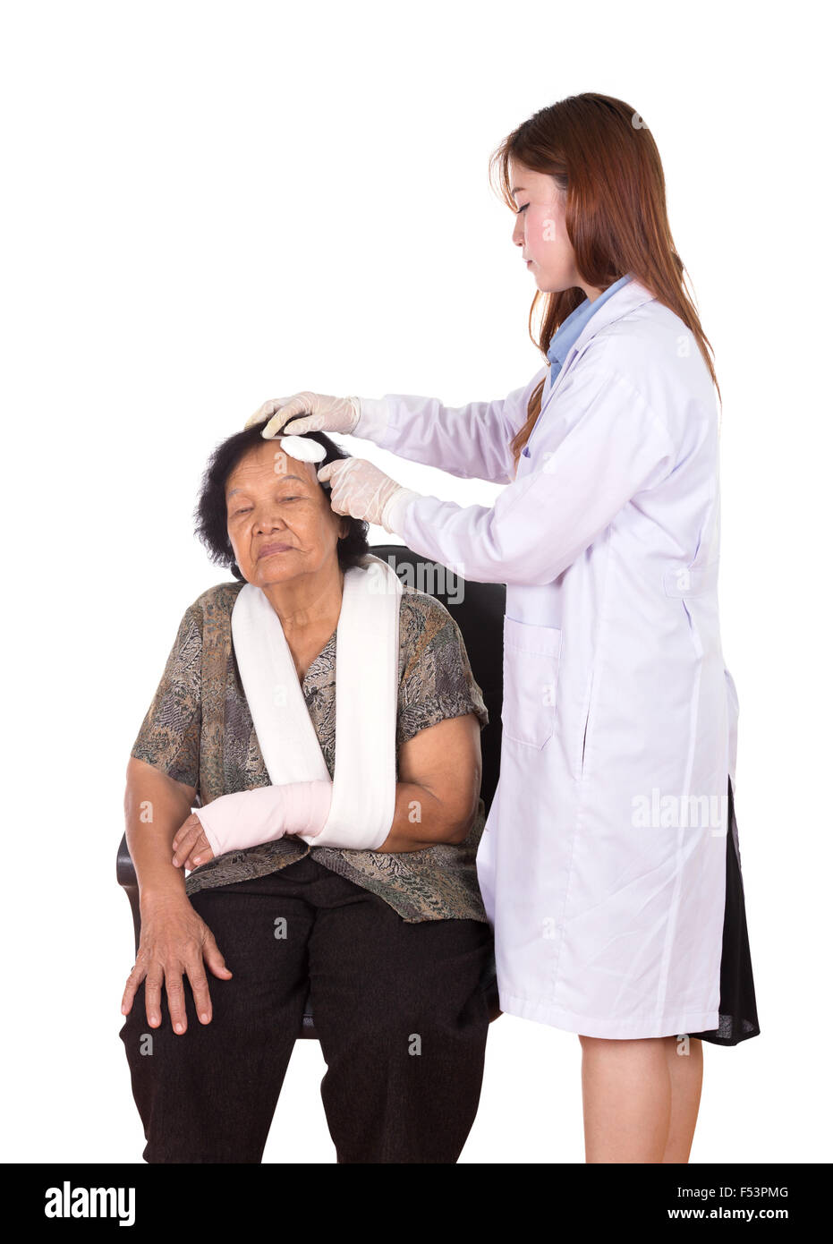 Woman with her head bandaged hi-res stock photography and images - Alamy