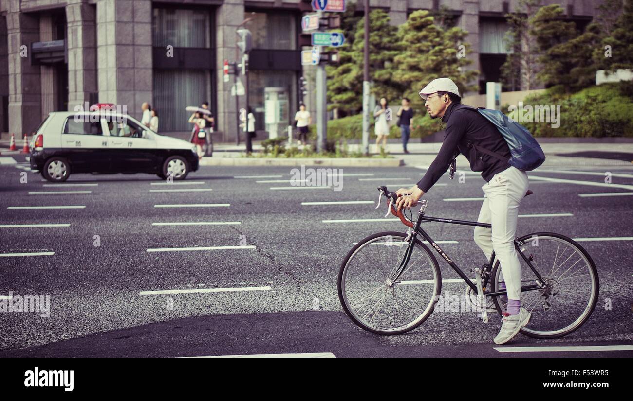 Tokyo cyclist city hi-res stock photography and images - Alamy
