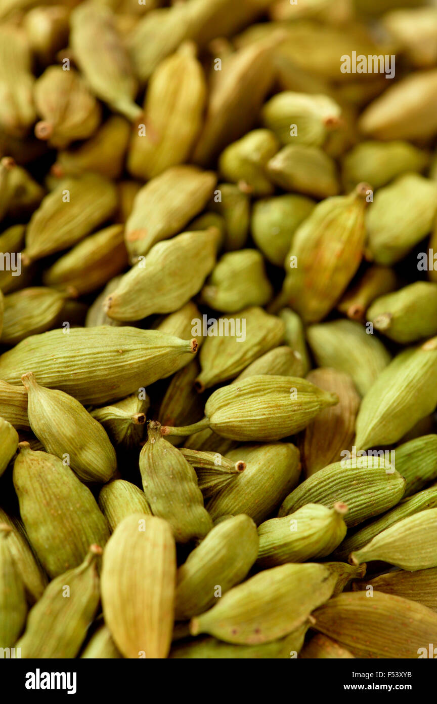 Green cardamom pods seeds close hi-res stock photography and images - Alamy