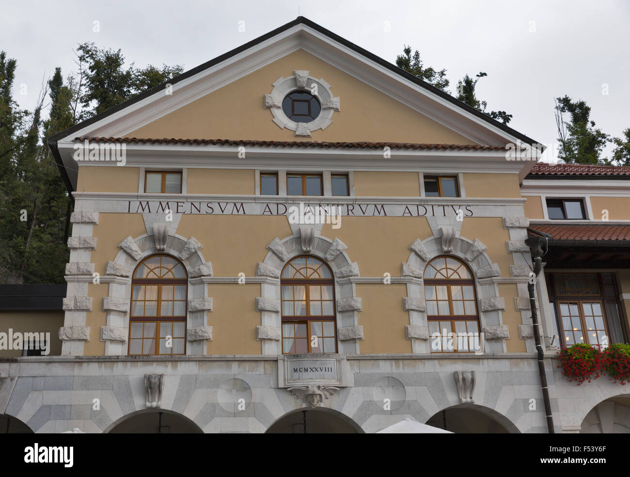 Entry exterior hi-res stock photography and images - Alamy