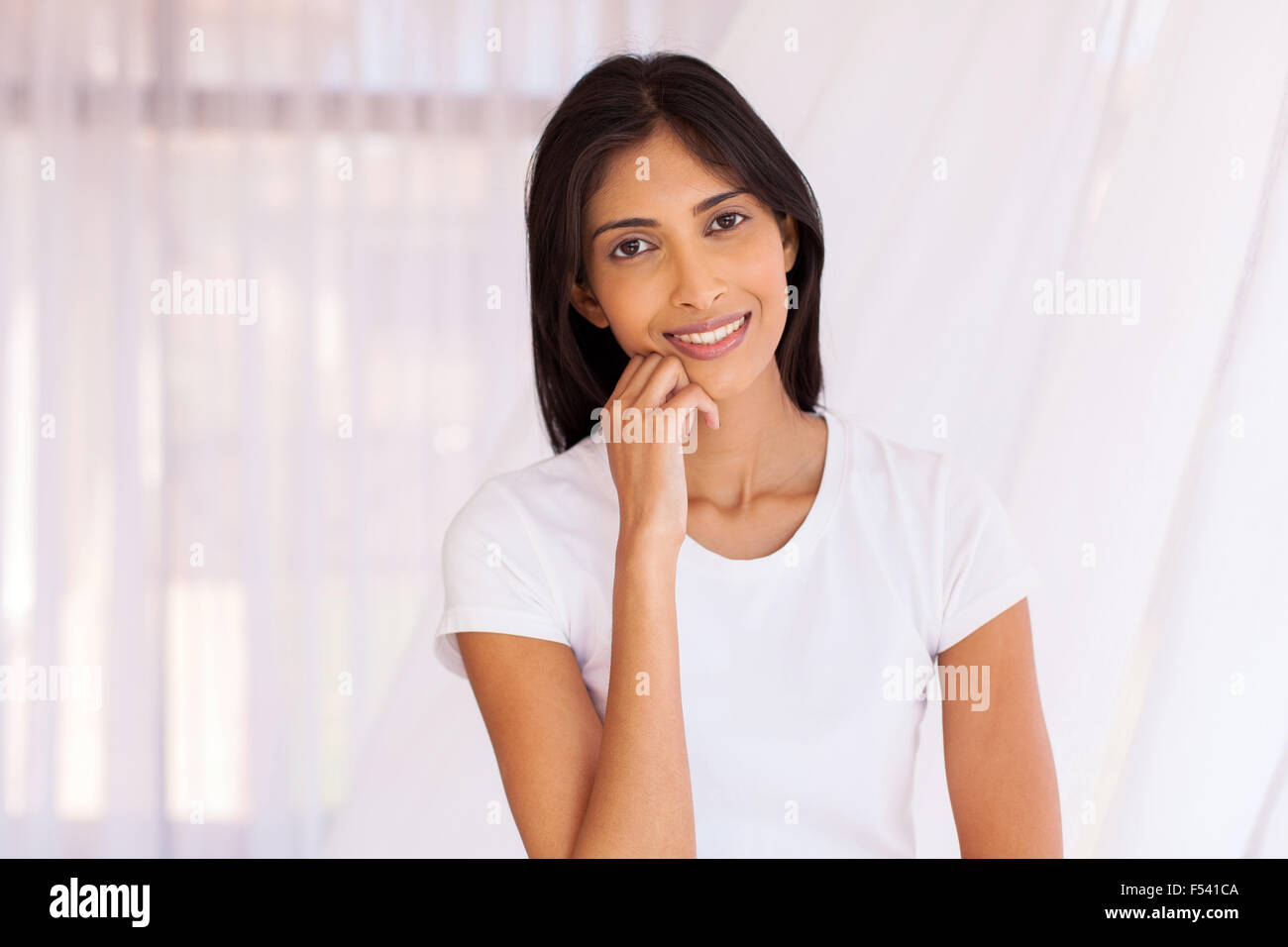 Woman modern house white hi-res stock photography and images - Alamy
