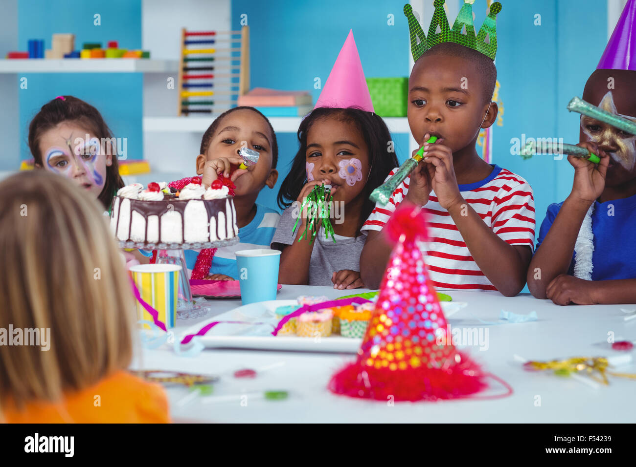 Happy kids celebrating hi-res stock photography and images - Alamy