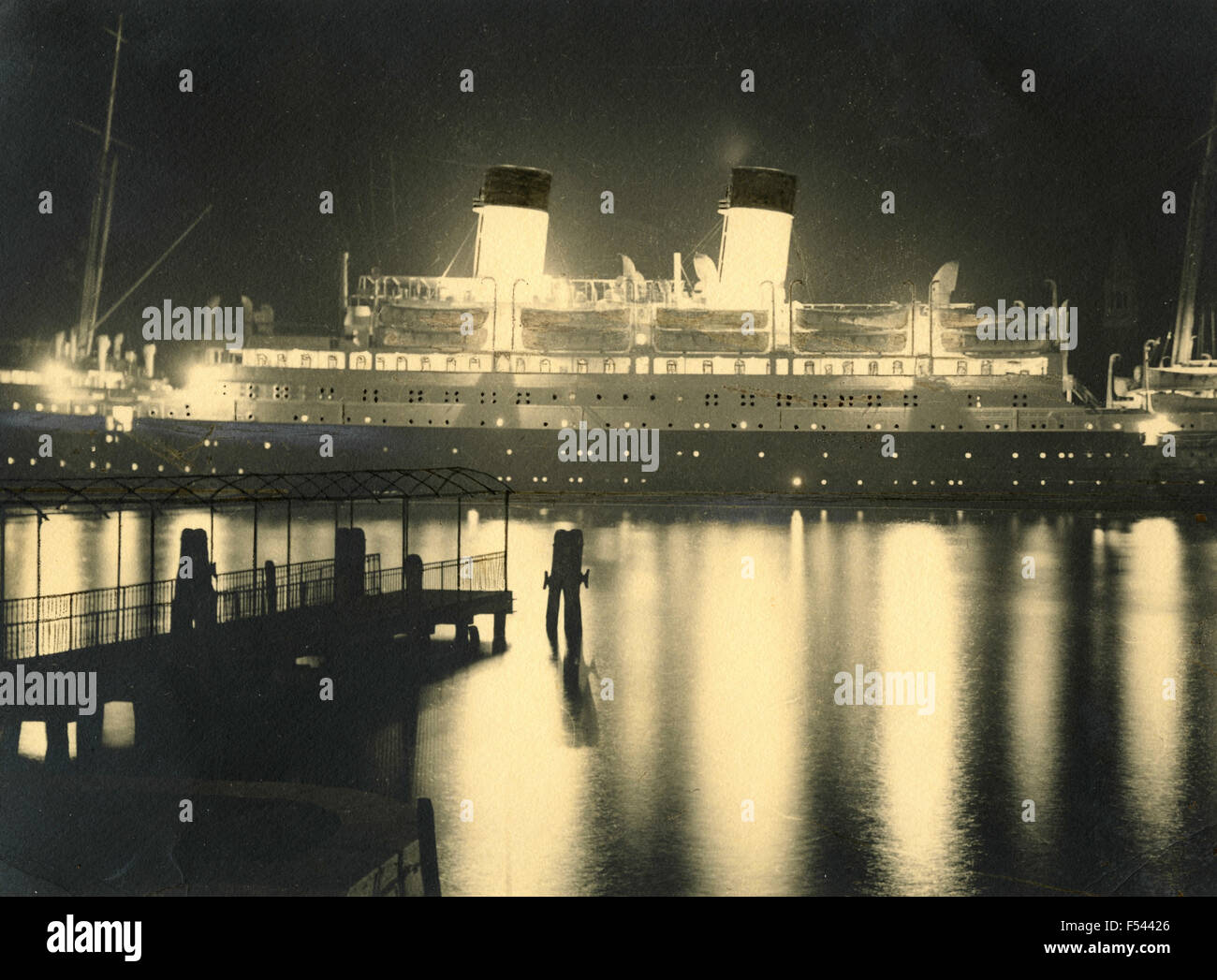 Ocean Liner 1930's High Resolution Stock Photography and Images - Alamy