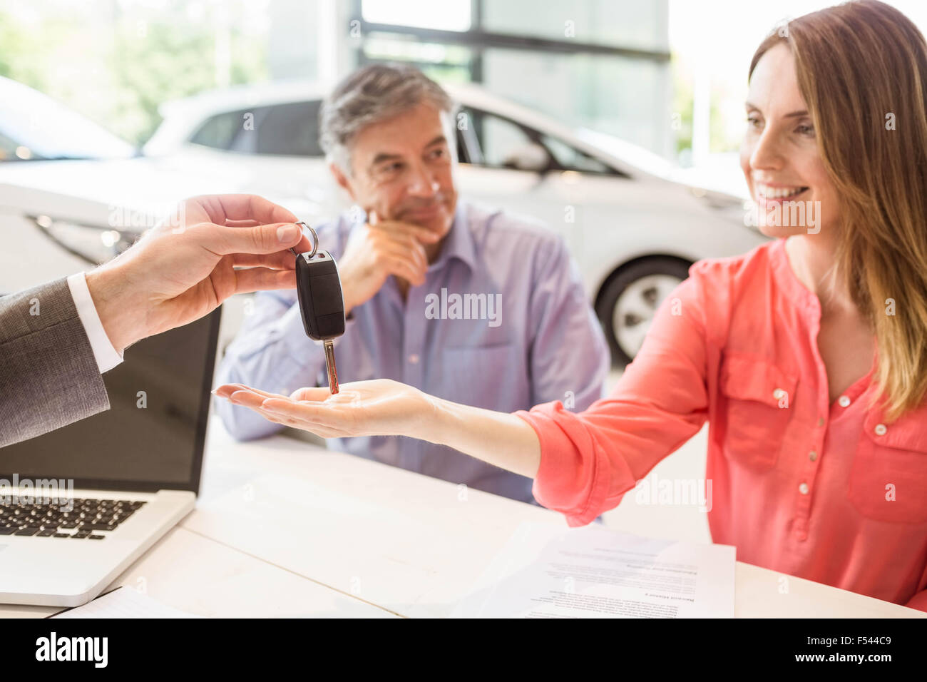 Couple buying a car hi-res stock photography and images - Alamy