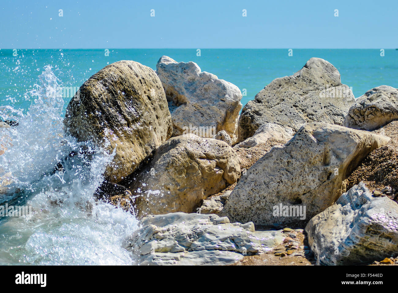 Waves crash on cliffs hi-res stock photography and images - Alamy