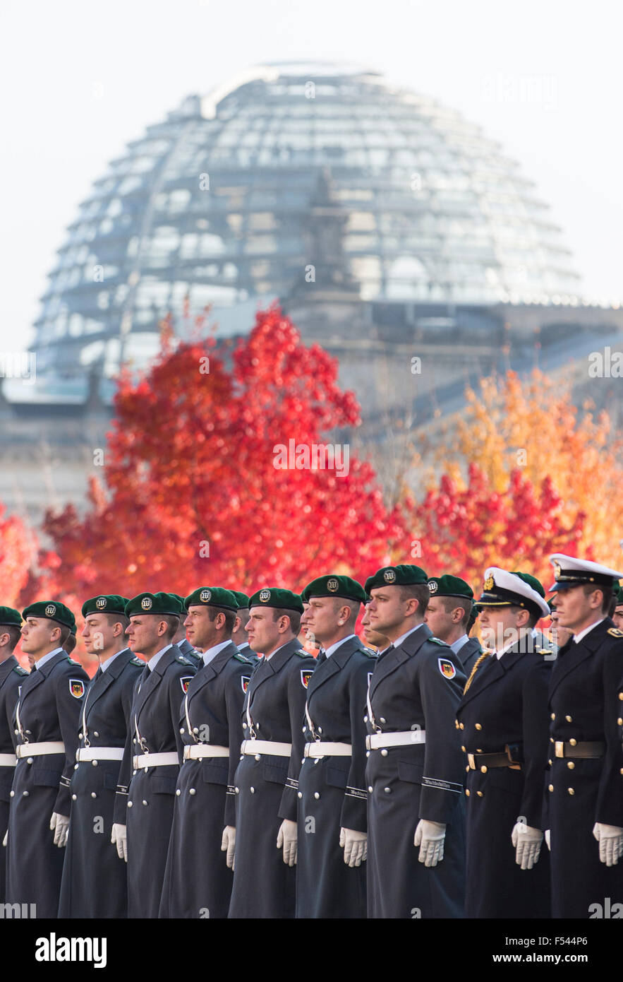 Berlin, Germany. 27th Oct, 2015. Guard battalion soldiers stand in ...
