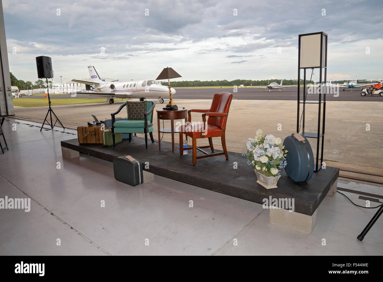 Airplane inside hangar hi-res stock photography and images - Alamy