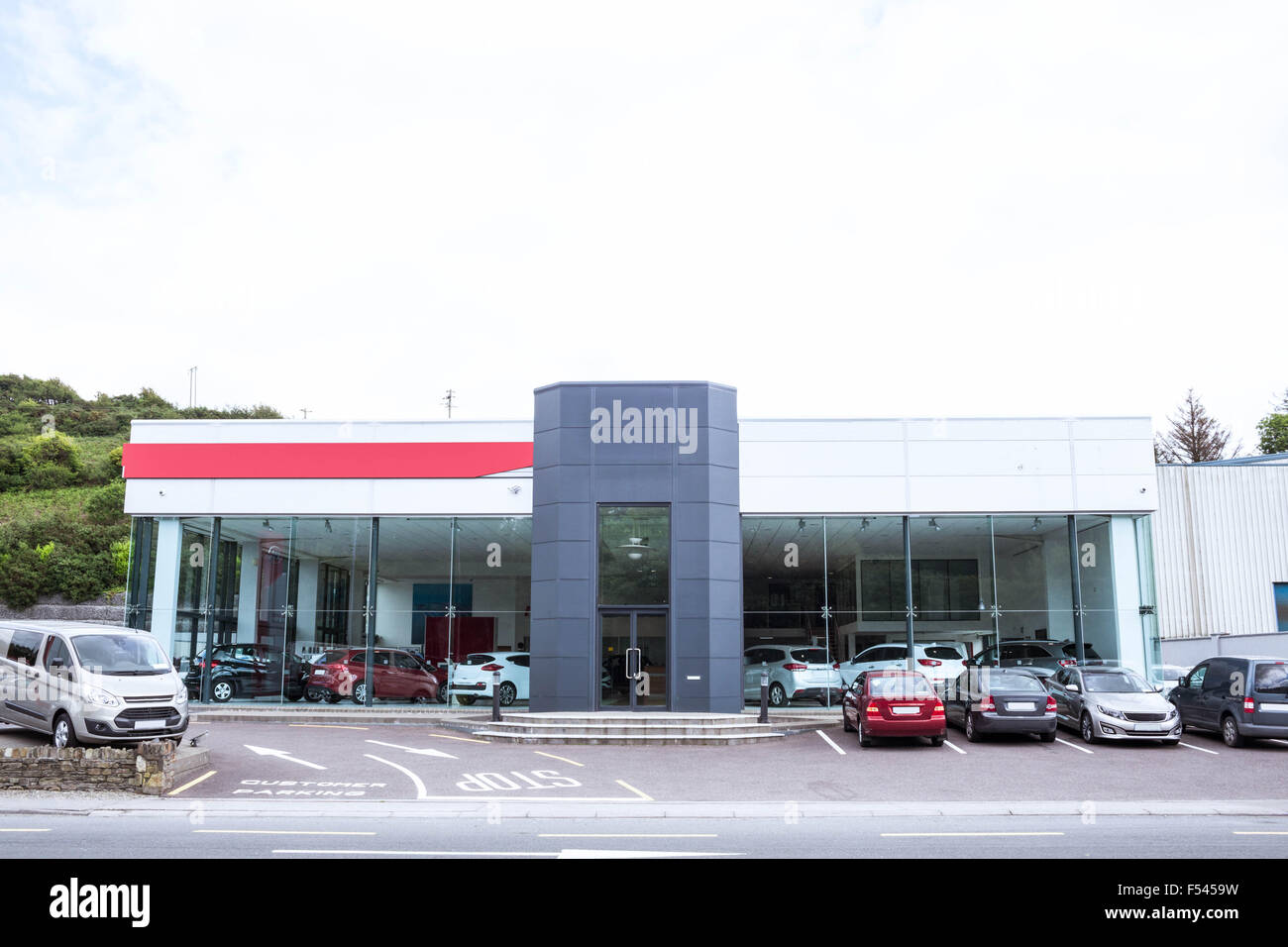 Outside view of car dealership Stock Photo - Alamy