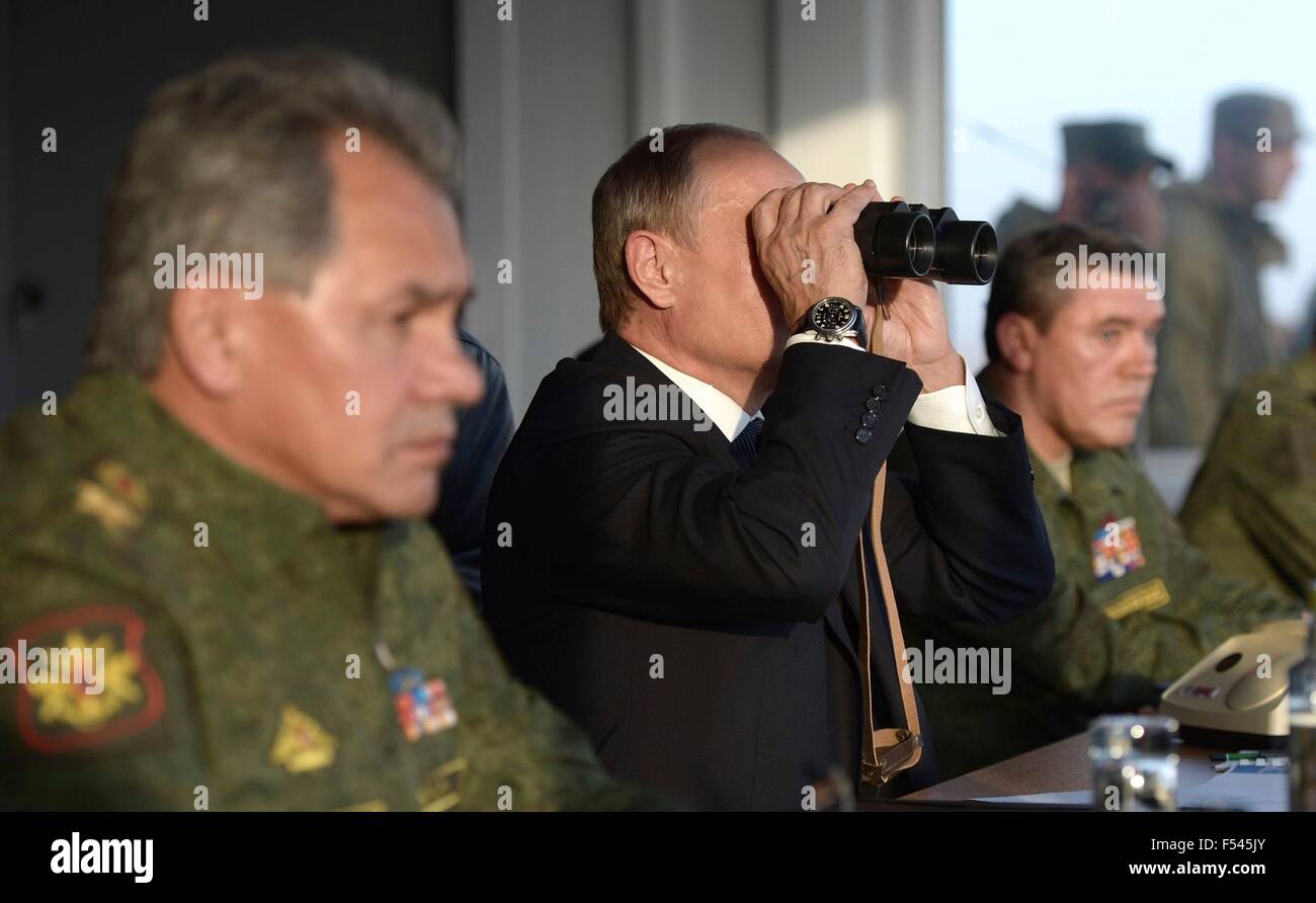 Military binoculars hi-res stock photography and images - Alamy