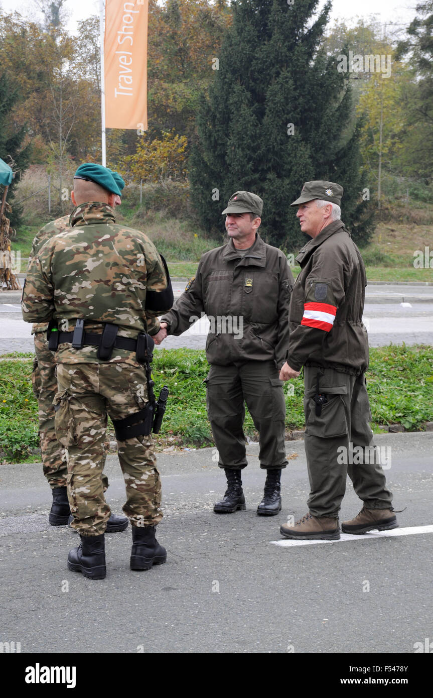 Spielfeld, Austria. 27th Oct, 2015. Officers with the Austrian Armed ...