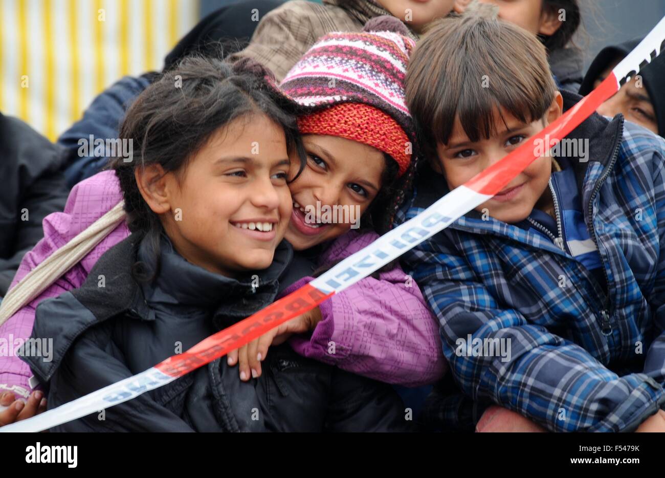 Spielfeld, Austria. 27th Oct, 2015. Reufee children wait for a bus that ...