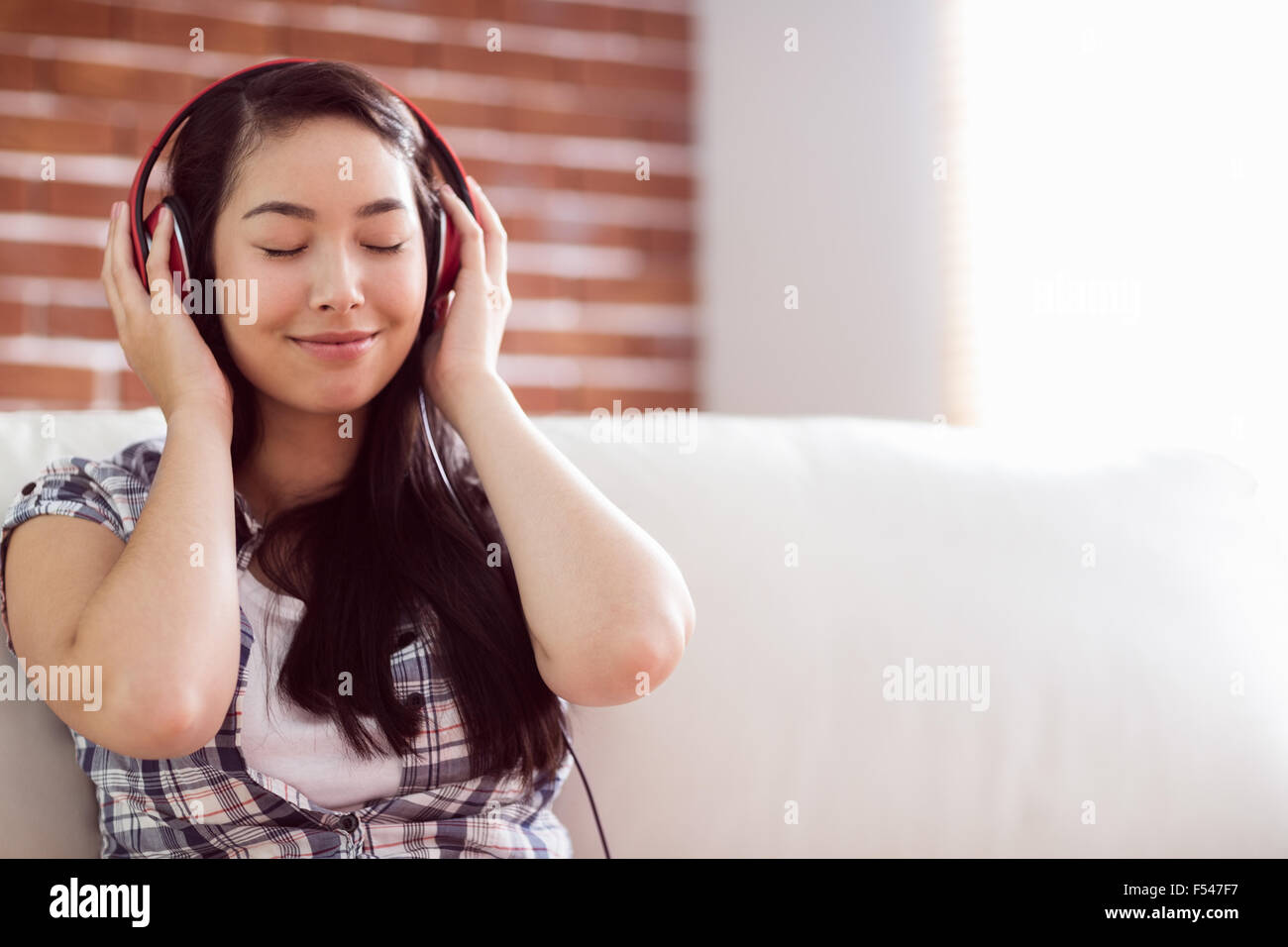 Happy asian woman listening music hi-res stock photography and images ...