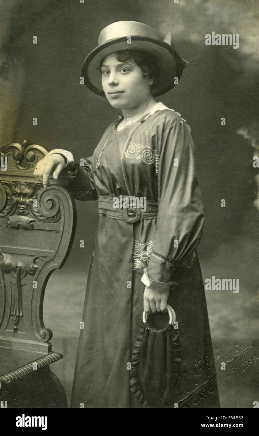 Young 1910s woman hi-res stock photography and images - Alamy