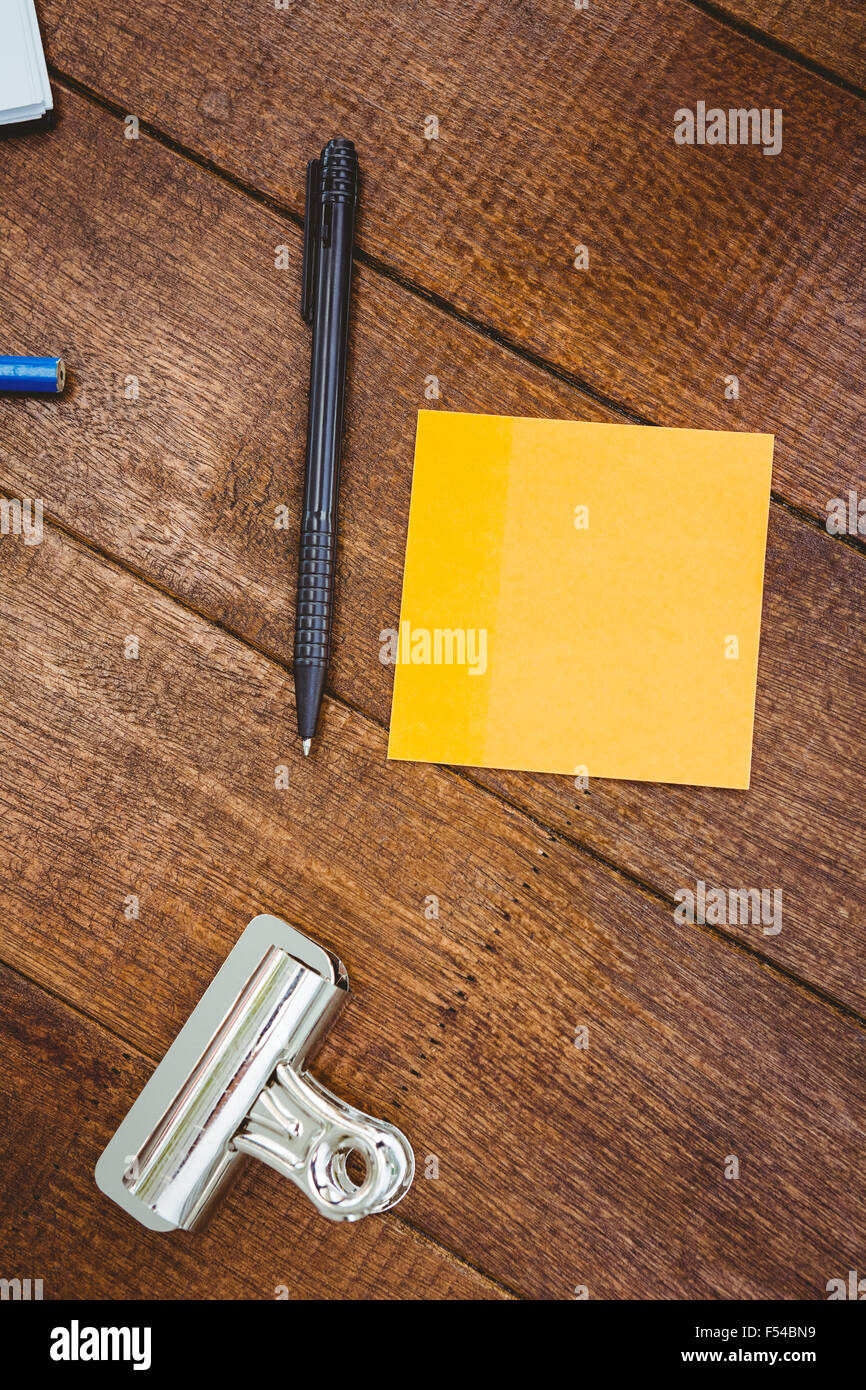 Close up view of pen and post it Stock Photo - Alamy