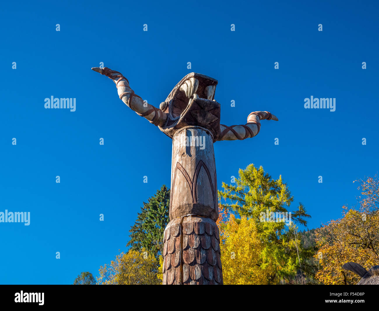 Horns, ornate wooden pole in the Flake Viking village, lake Walchensee ...