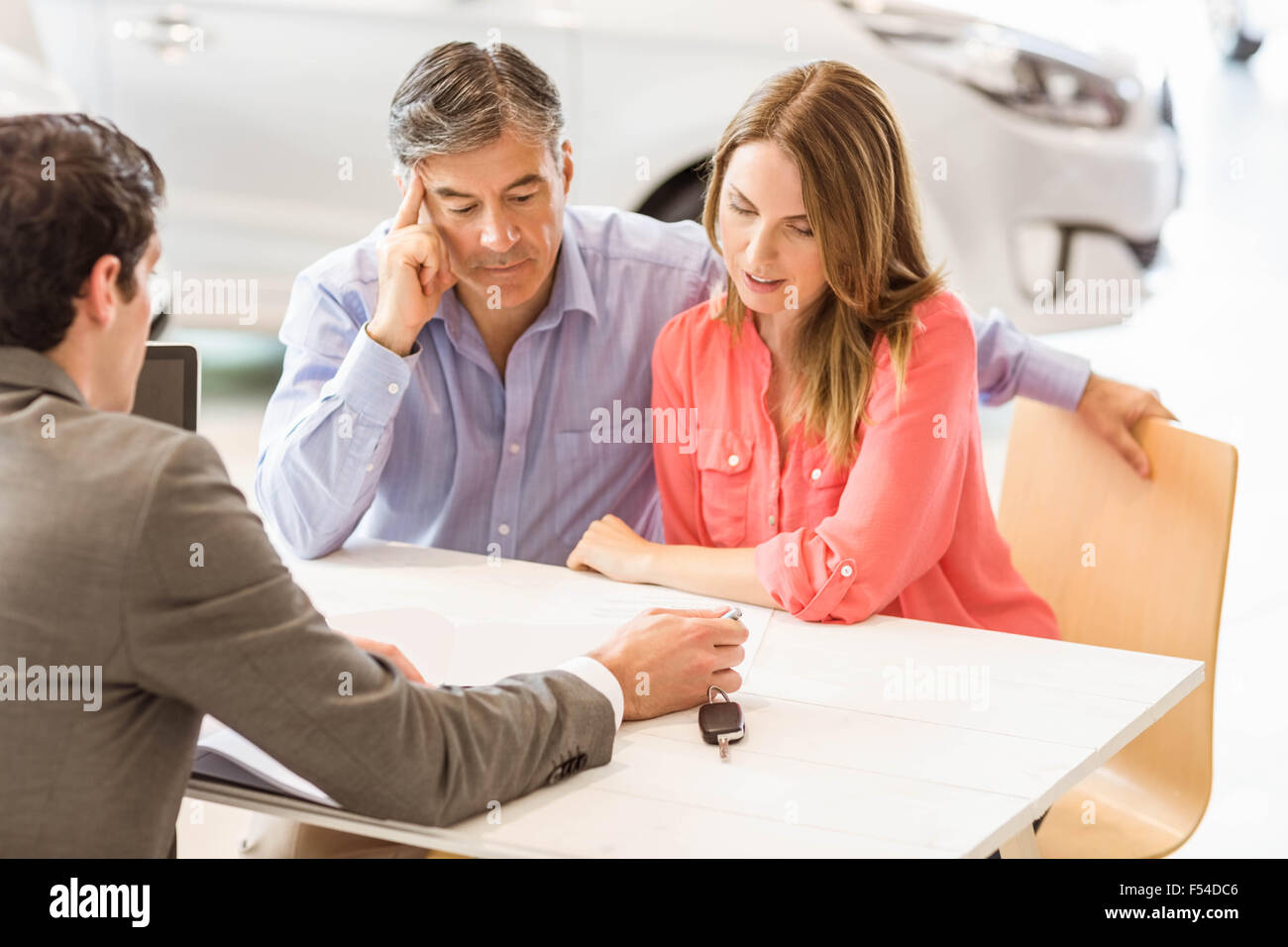Couple buying a car hi-res stock photography and images - Alamy