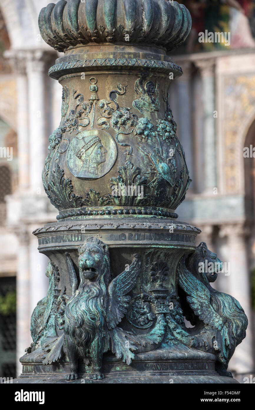 Bronze base hi-res stock photography and images - Alamy