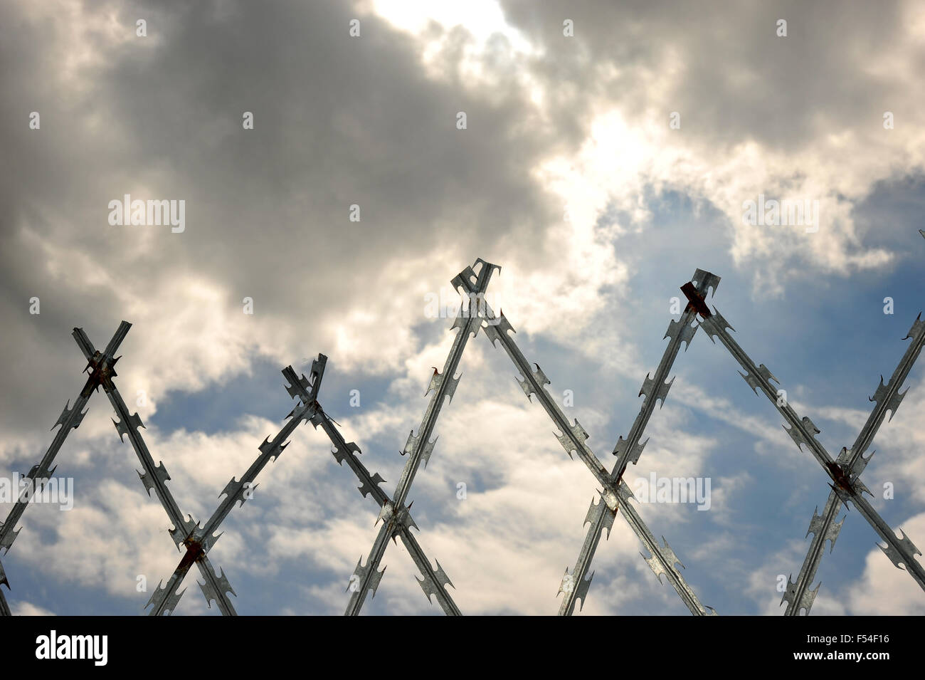 Shiny barbed wire hi-res stock photography and images - Alamy