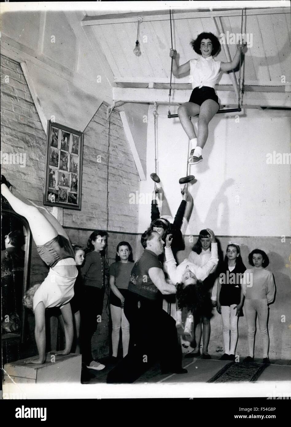 Child acrobats hi-res stock photography and images - Alamy