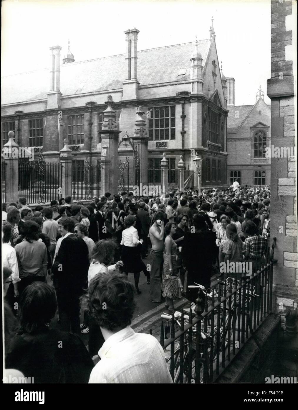 1968 graduates hi-res stock photography and images - Alamy