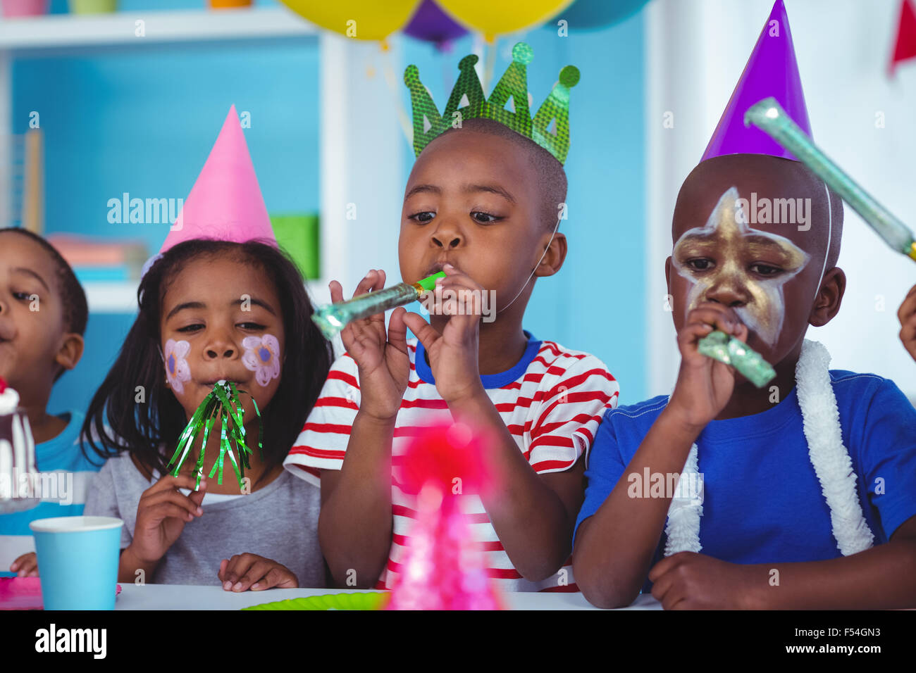 Happy kids celebrating hi-res stock photography and images - Alamy