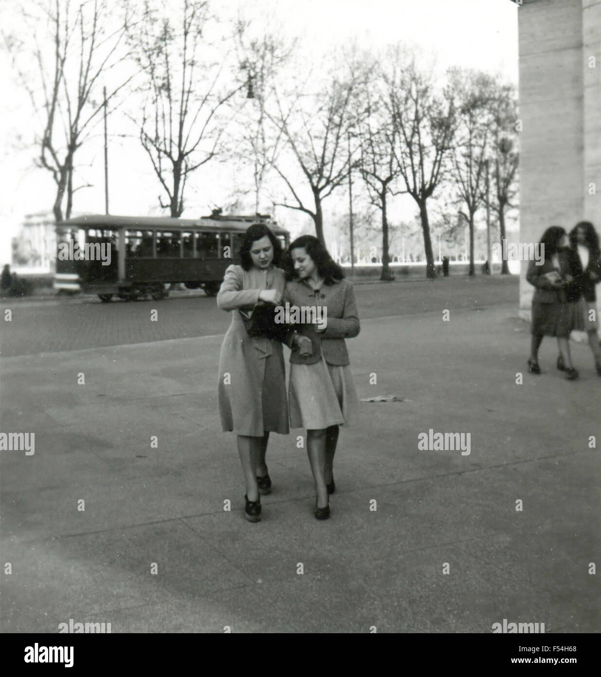 Two women talking italy 1950s hi-res stock photography and images - Alamy