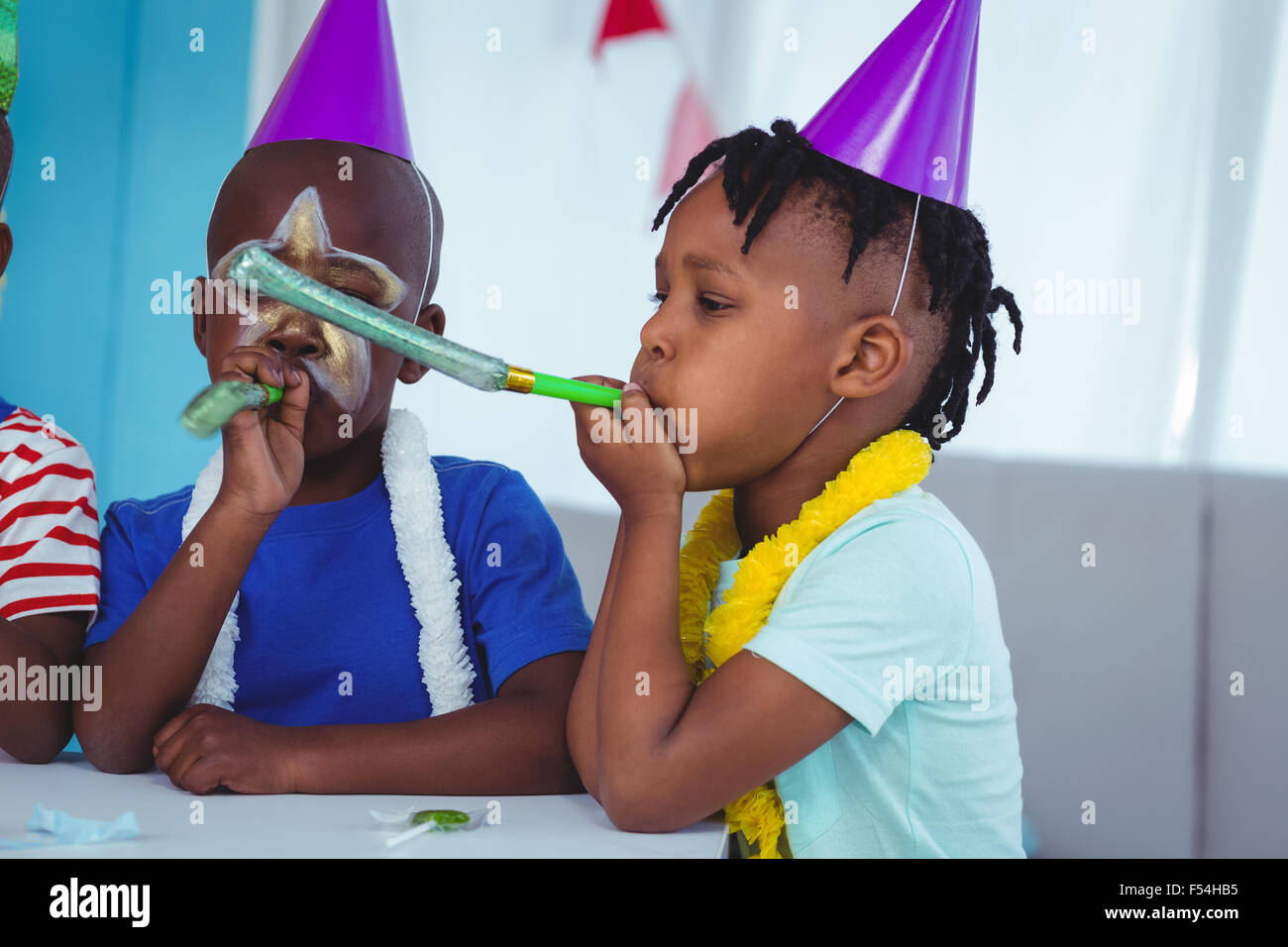 Happy kids celebrating hi-res stock photography and images - Alamy