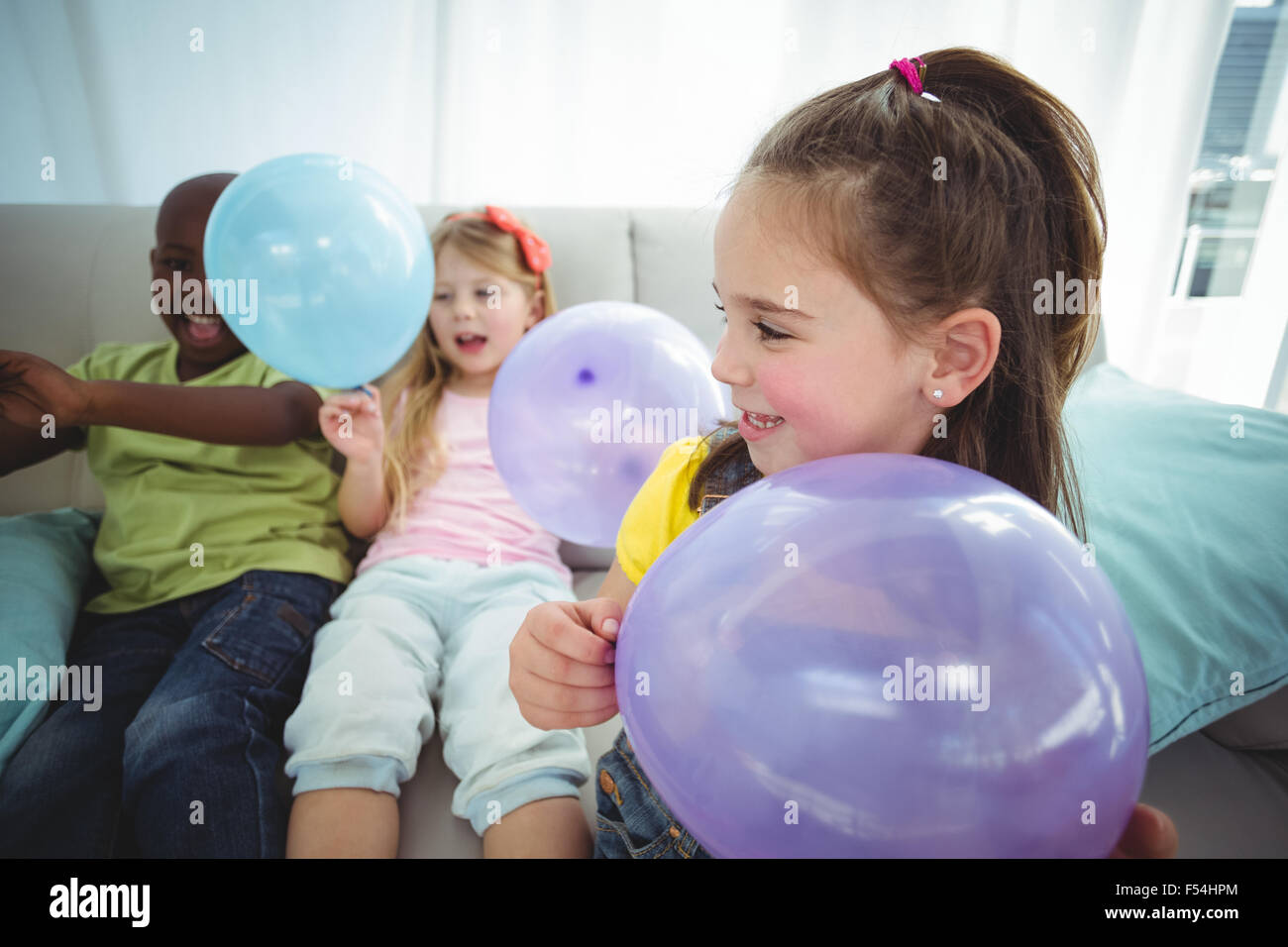 Kids playing balloons hi-res stock photography and images - Alamy