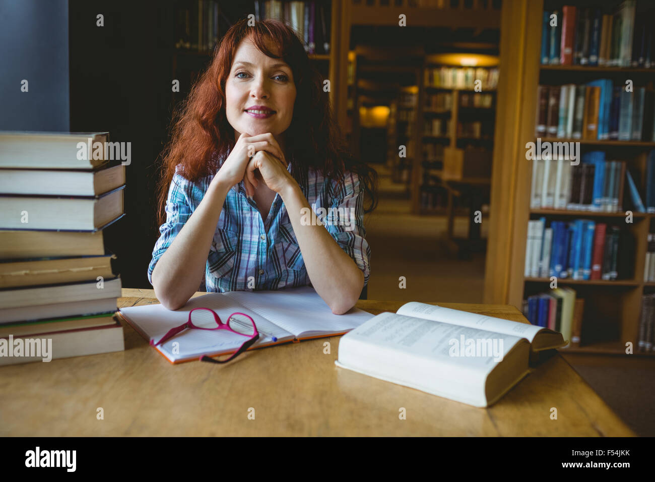 Studying in library hi-res stock photography and images - Alamy