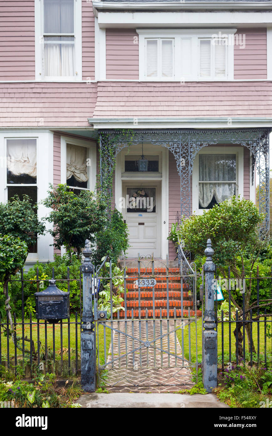 New orleans garden district mansions hi-res stock photography and ...