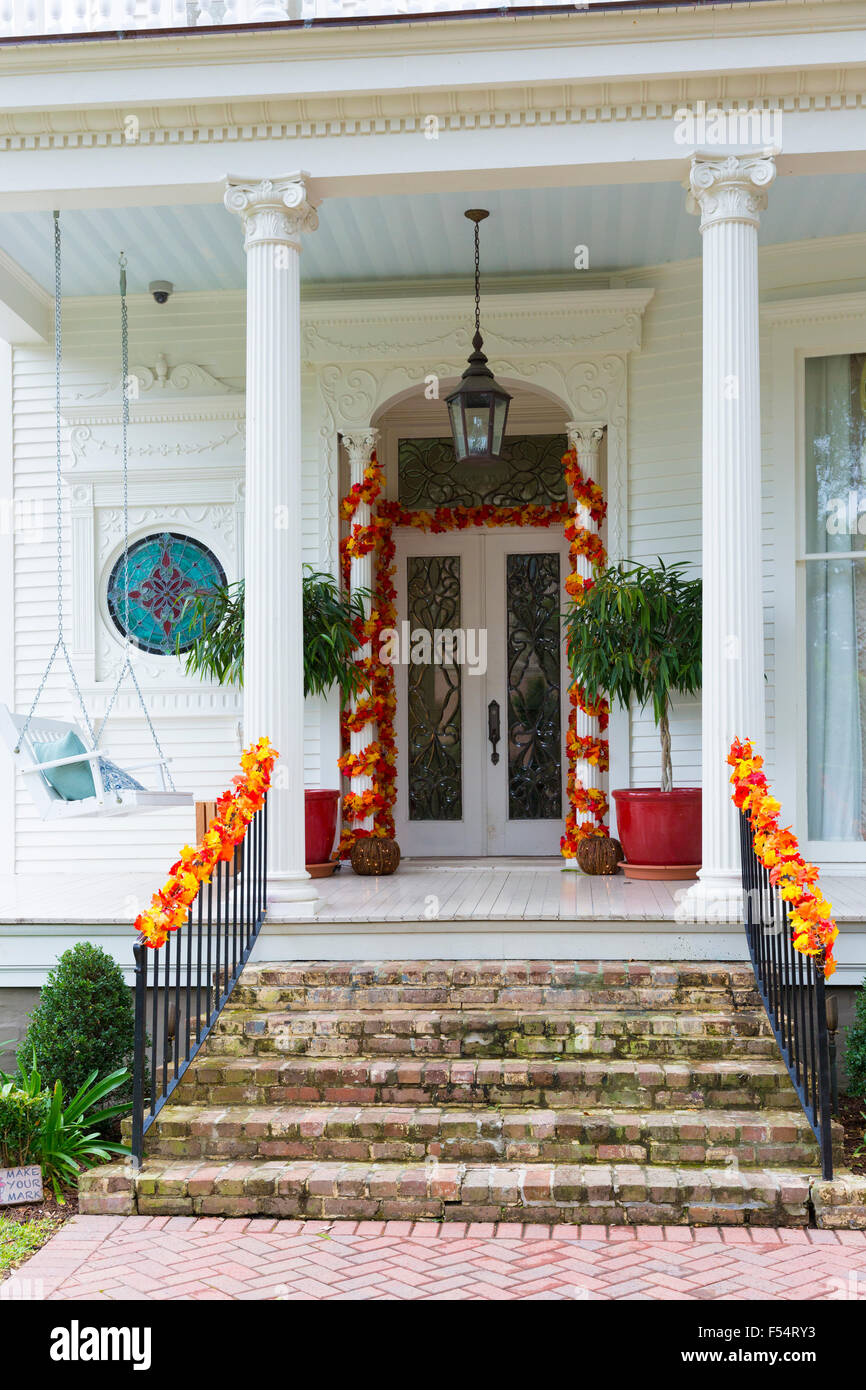 New orleans garden district mansions hi-res stock photography and ...