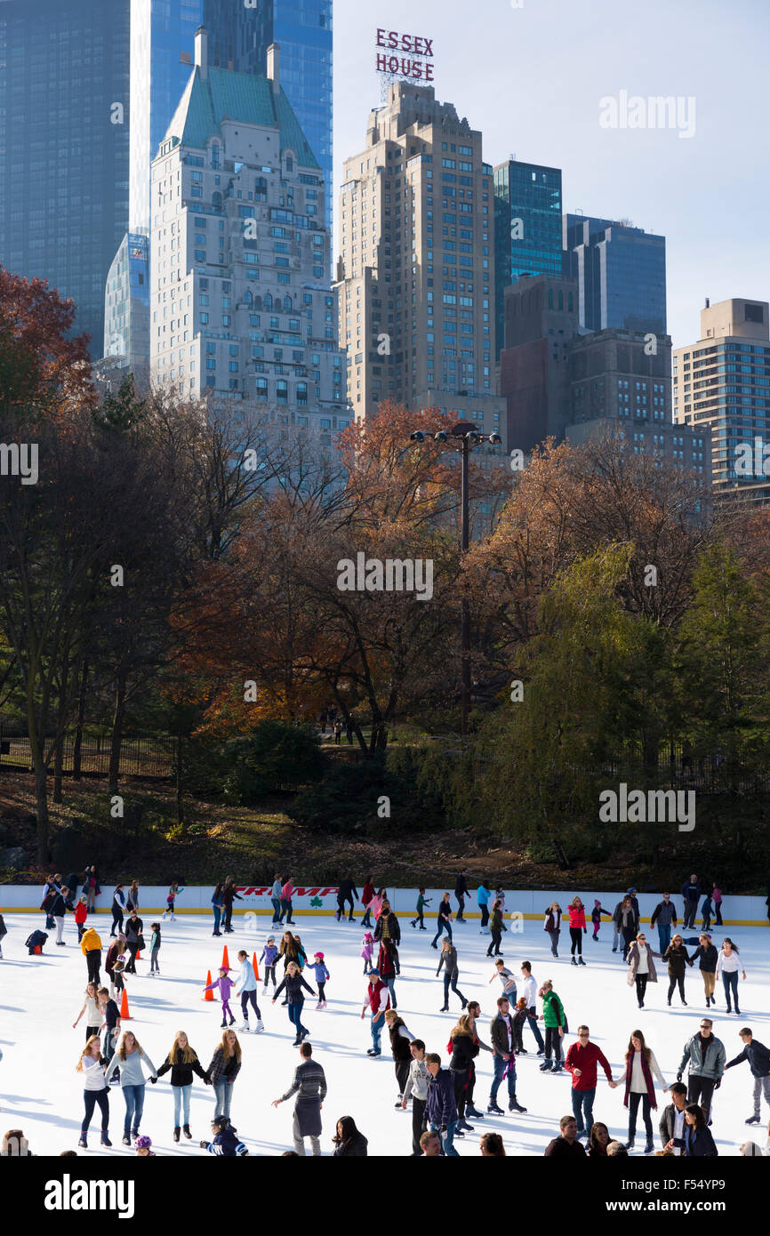 Winter scene of New Yorkers, keen skaters, ice skating at the Wollman ...