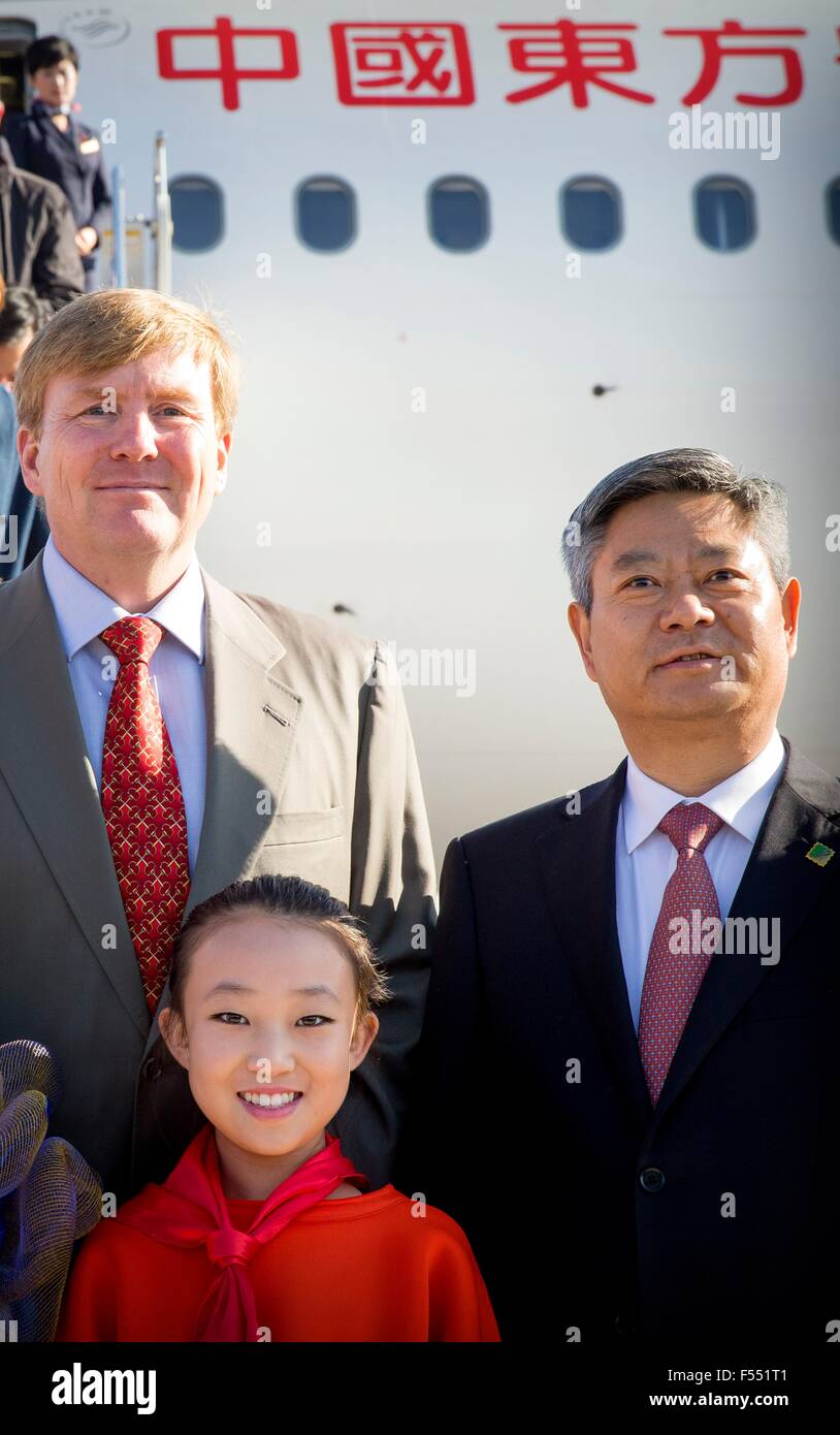 King Willem-Alexander of The Netherlands arrives at Yan?an Ershilipu Airport and are welcomed by ...