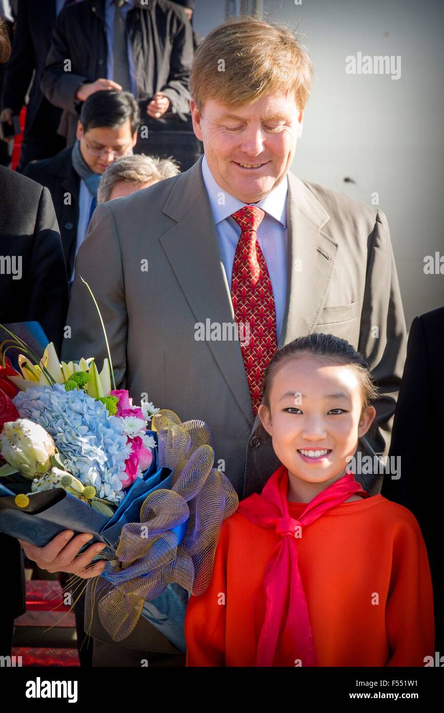 King Willem-Alexander of The Netherlands arrives at Yan?an Ershilipu Airport and are welcomed by ...