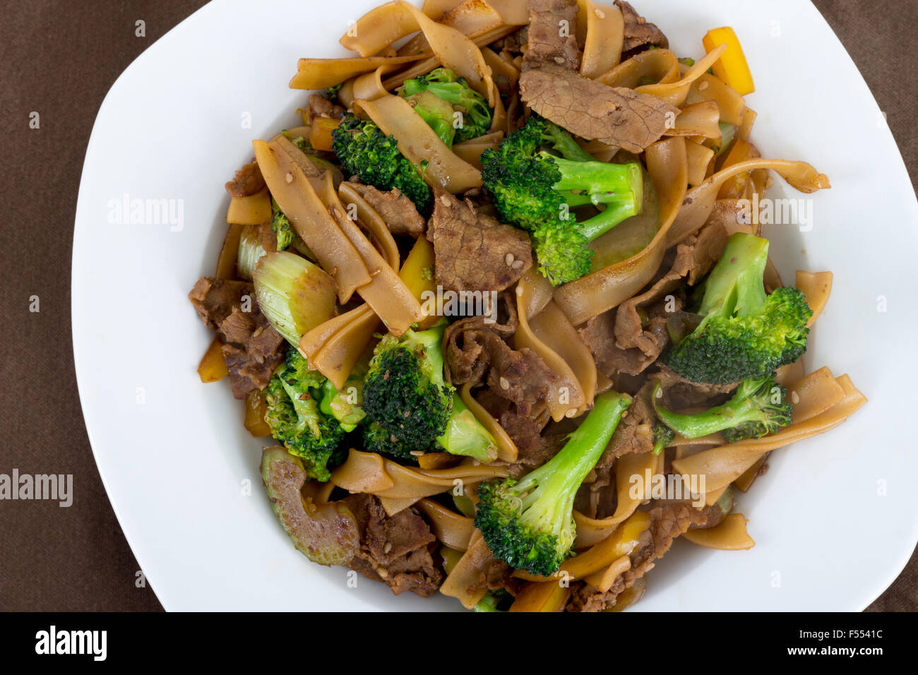 Beef Pad Sew stir fry bowl with broccoli and vegetables Stock Photo - Alamy