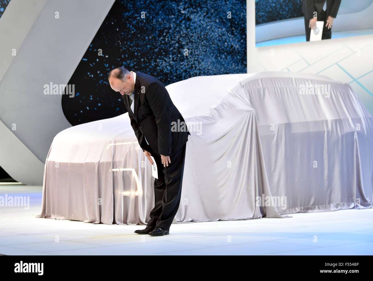 Tokyo, Japan. 28th Oct, 2015. Sven Stein of Volkswagen Japan apoligizes ...