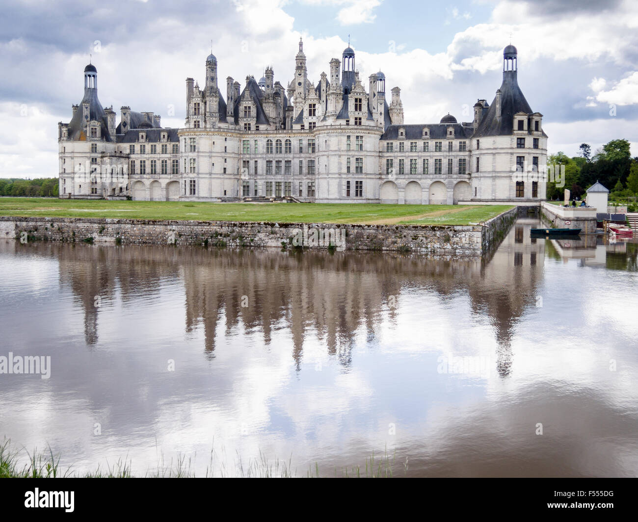 Château chambord reflection hi-res stock photography and images - Alamy