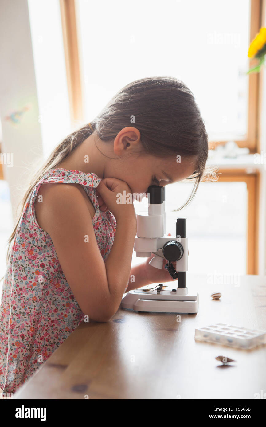 Girl microscope hi-res stock photography and images - Alamy