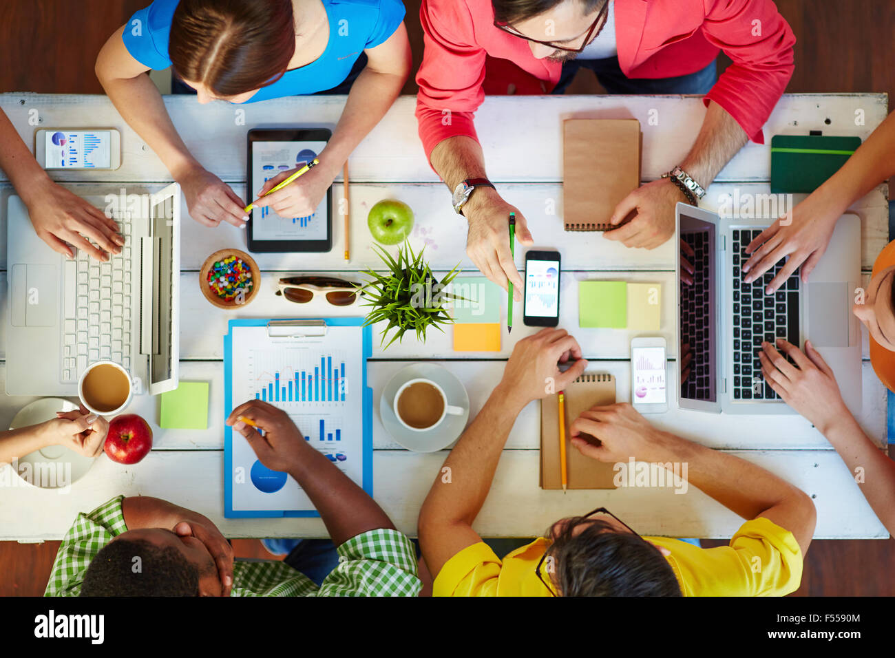 Group of people having discussion at workplace Stock Photo - Alamy