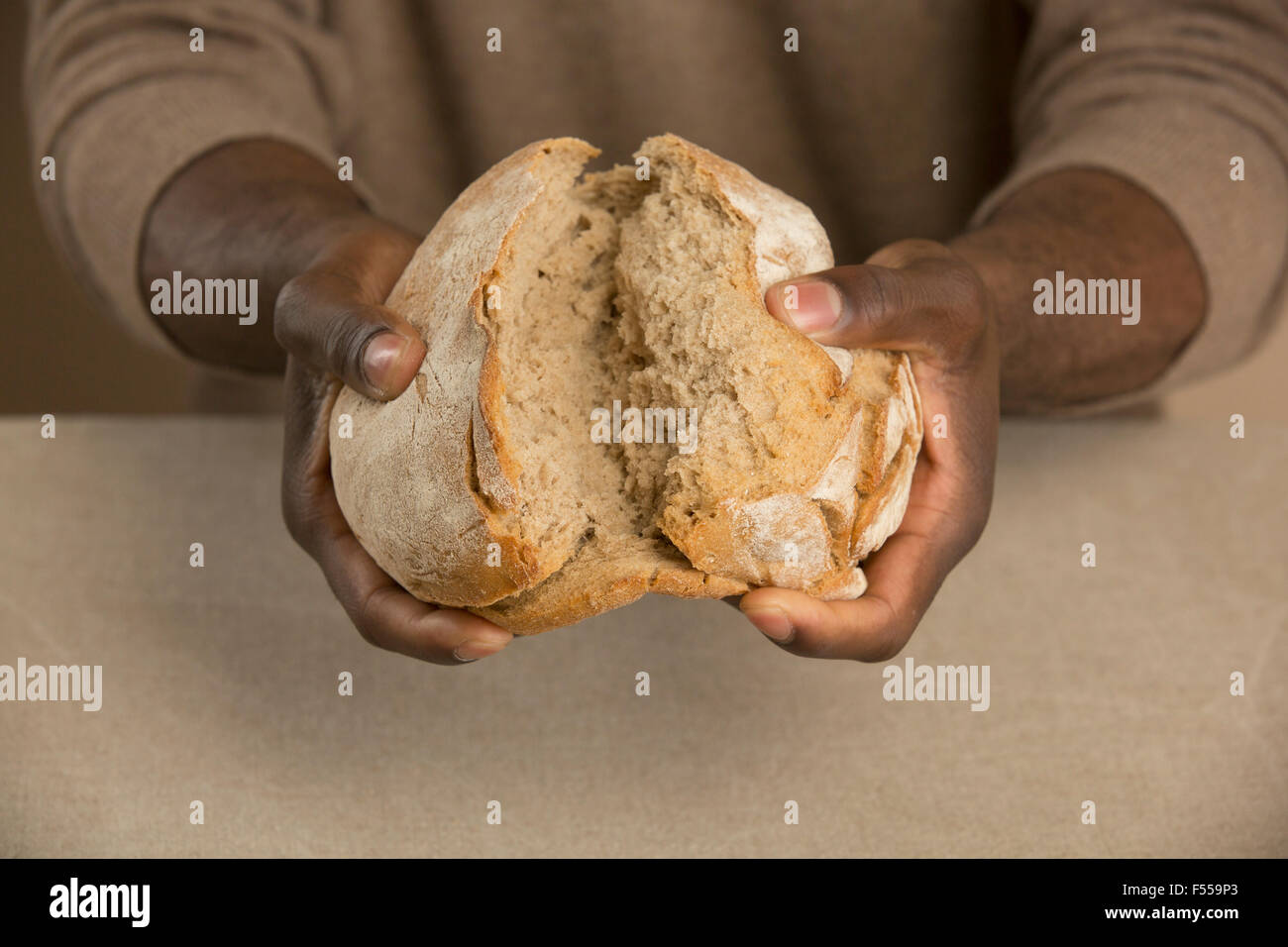 Breaking of bread hi-res stock photography and images - Alamy