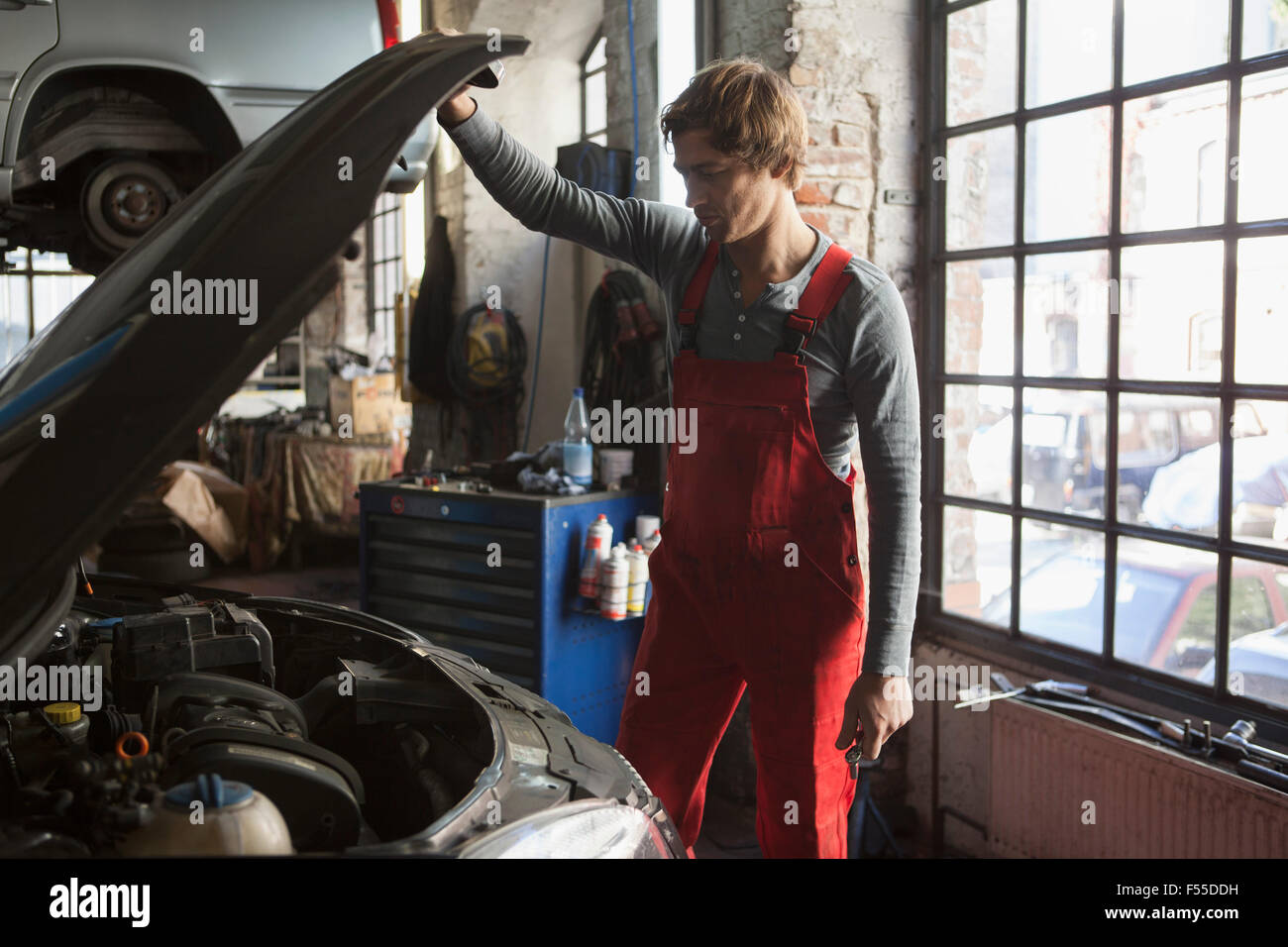 Car repair shop hi-res stock photography and images - Alamy