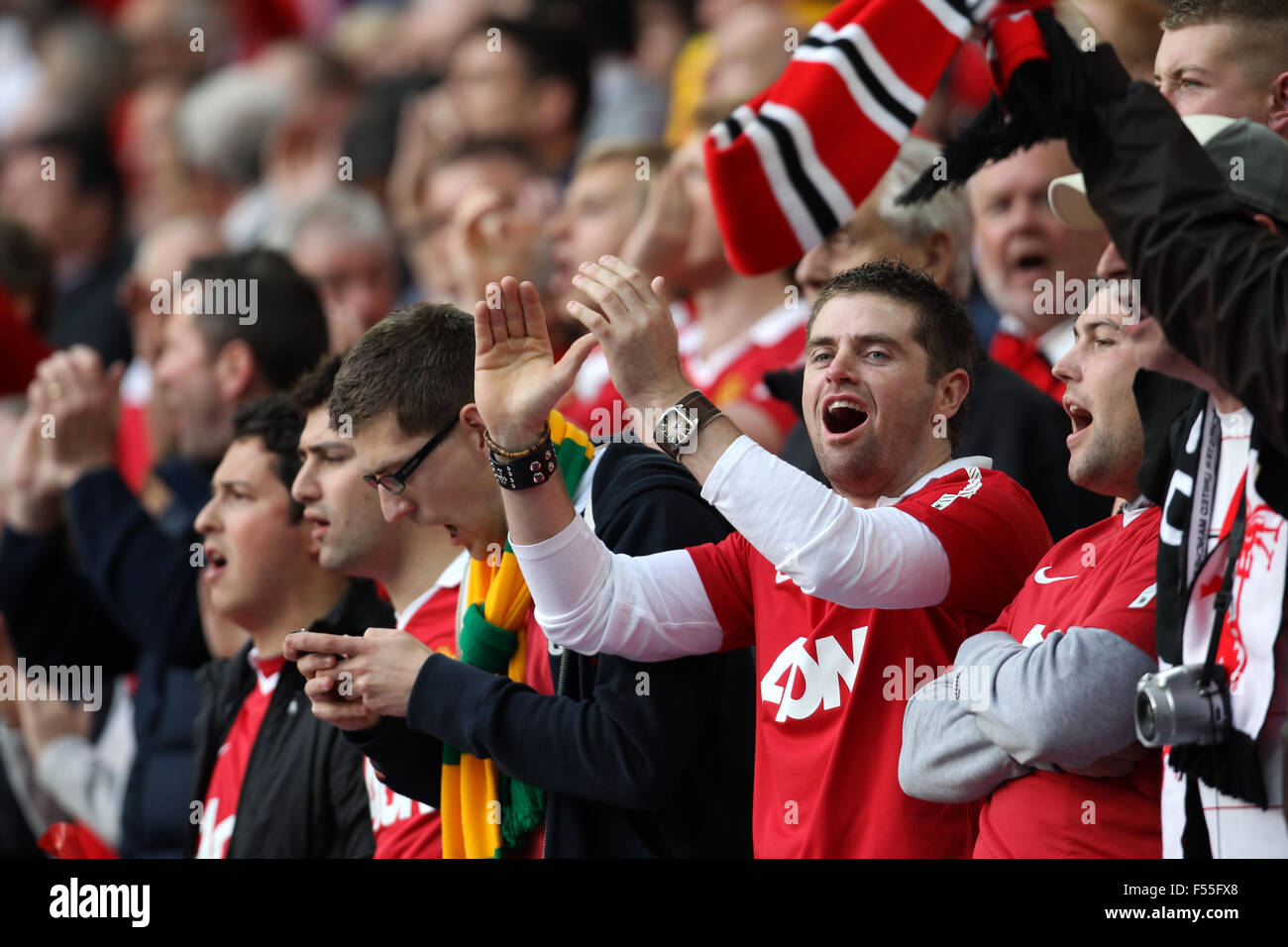 Football stadium crowd hi-res stock photography and images - Alamy