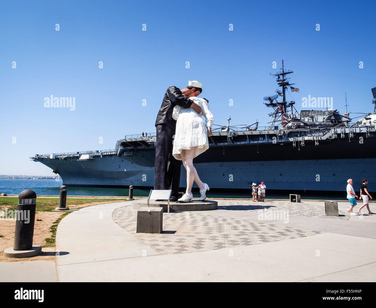 USA, San Diego, view to sculpture 'Unconditional Surrender' in front of ...