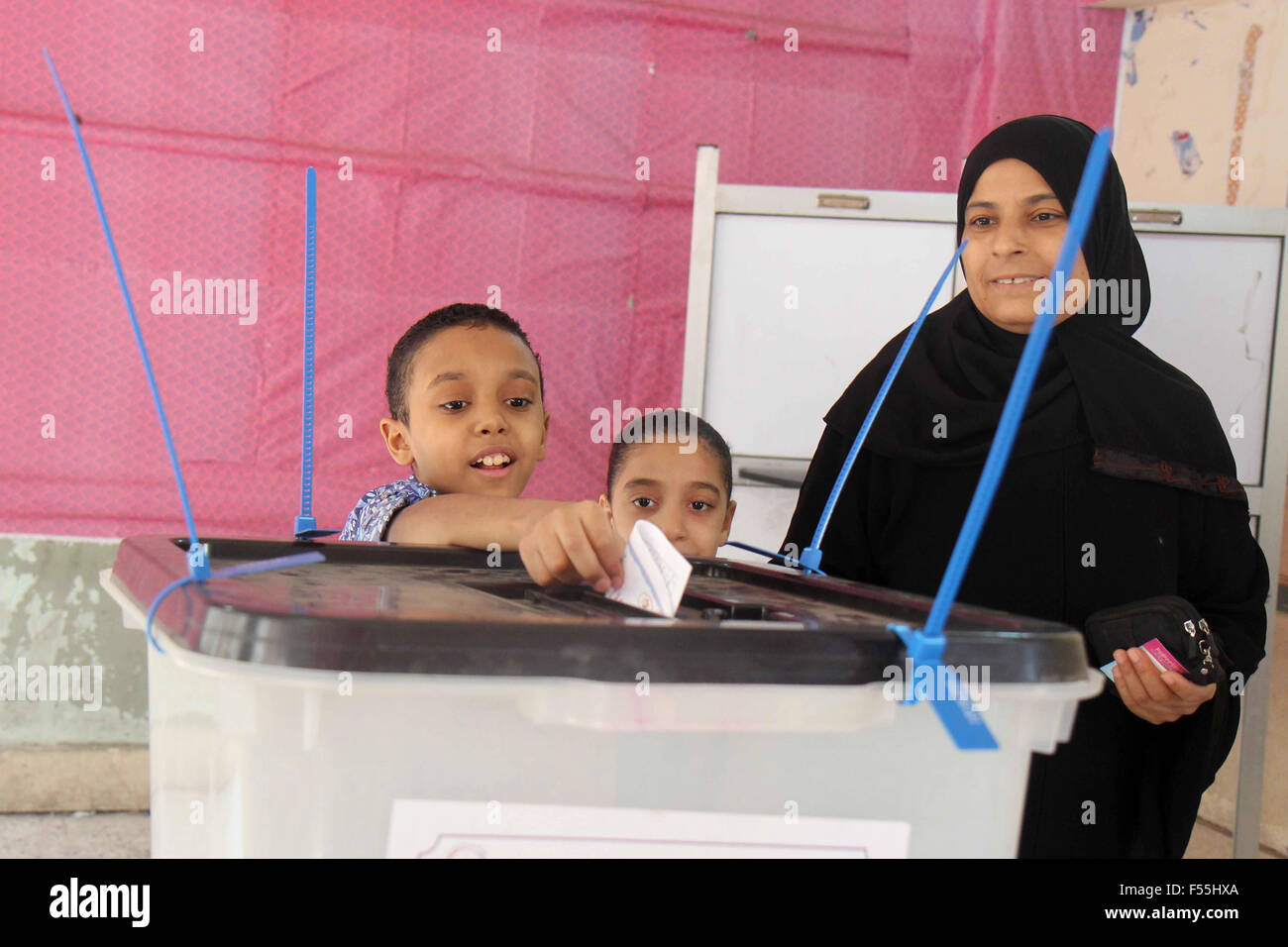 Cairo, Egypt. 28th Oct, 2015. Egyptians cast their ballot at a polling ...