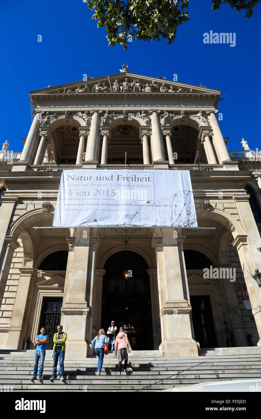 University entrance and students hi-res stock photography and images ...