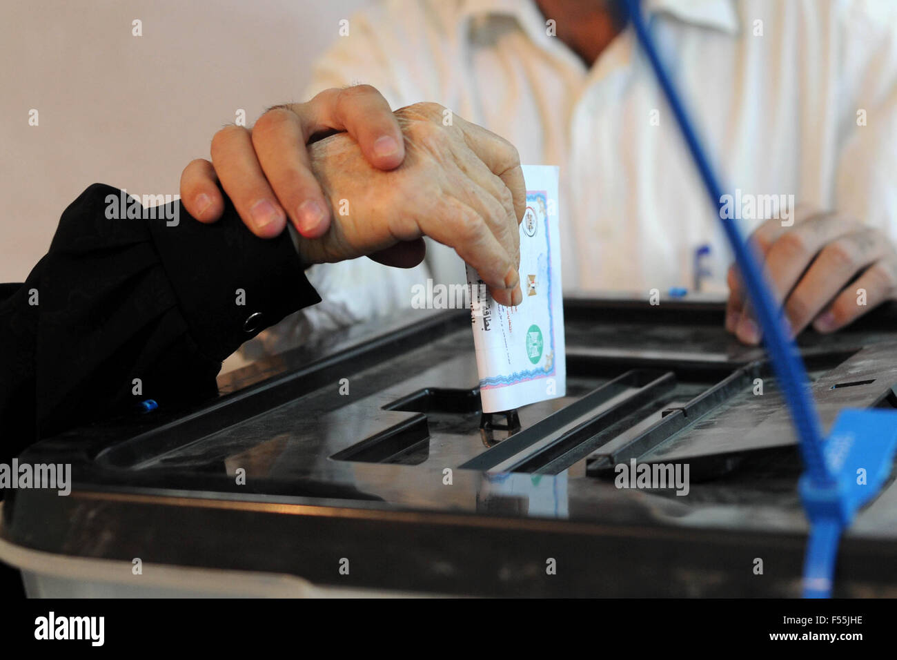Cairo, Egypt. 28th Oct, 2015. Egyptians cast their ballot at a polling ...